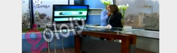 بالصور مي سحاب تتلقى قبلة على الهواء في أول إطلاله إعلامية بعد وفاة زوجها