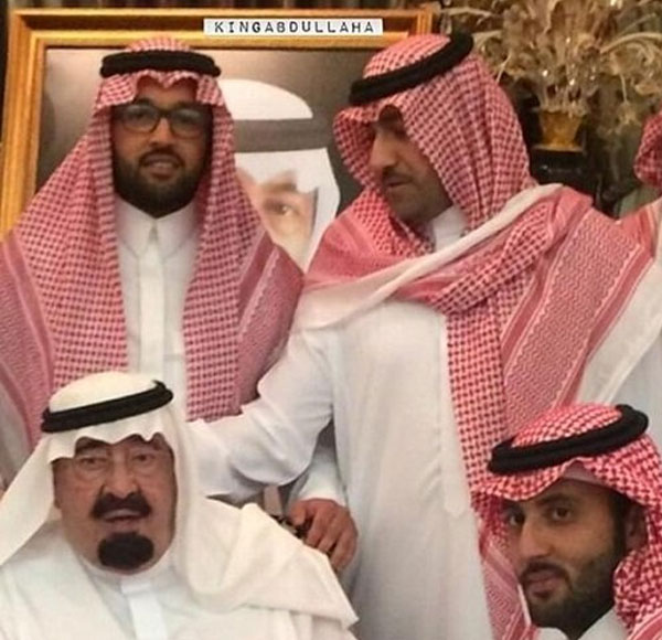 أول «سيلفي للملك عبد الله مع أحفاده شاهد