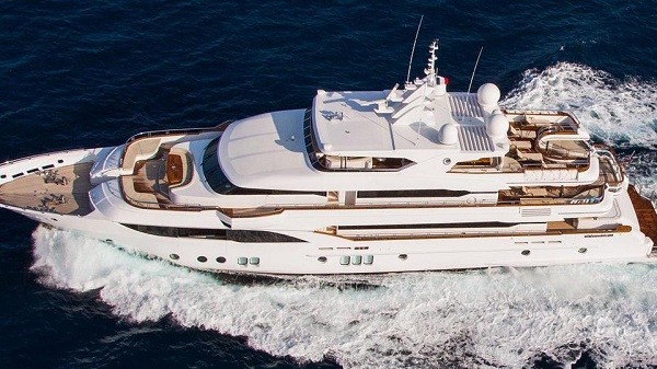 استمتع بالاسترخاء على يخت فاخر.. واحصل على 100 ألف دولار